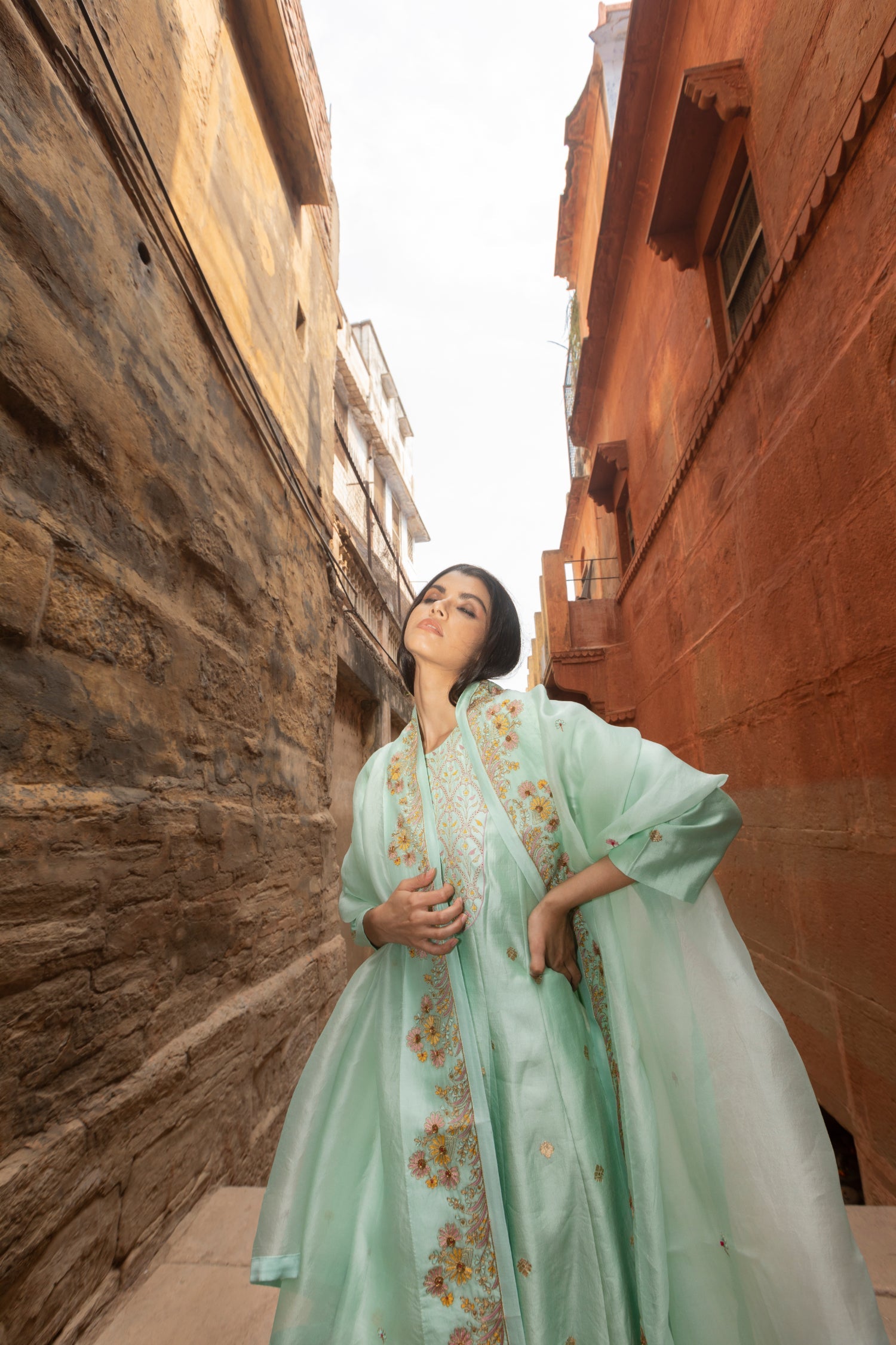 Nirali Banarasi Buti Kurta with Resham Jhalar Border Odhni – labelearthen